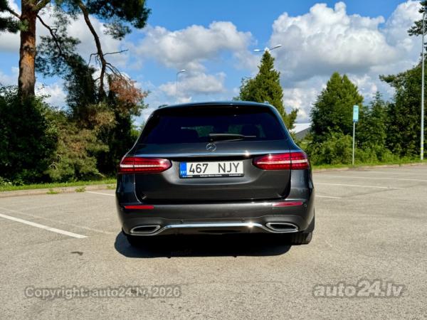 Pelēks Mercedes-Benz E-Class 2021 Tallina, ar dzinēja tilpumu 2.00 L un nobraukumu 171 tūkst. km par 31500 €, foto 5 vietnē AUTOMOTO.COM.LV