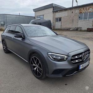 Pelēks Mercedes-Benz E-Class 2021 Tauragė, ar dzinēja tilpumu 2.00 L un nobraukumu 113 tūkst. km par 30950 €, foto  vietnē AUTOMOTO.COM.LV