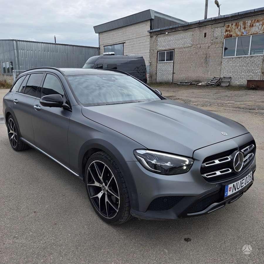 Pelēks Mercedes-Benz E-Class 2021 Tauragė, ar dzinēja tilpumu 2.00 L un nobraukumu 113 tūkst. km par 30950 €, foto 1 vietnē AUTOMOTO.COM.LV