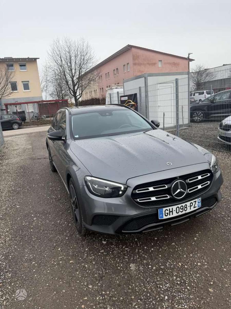 Grey Mercedes-Benz E-Class 2022 in Kaunas, with an engine capacity of 2.10 L and mileage of 315 thousand km for 19999 €, photo 1 on AUTOMOTO.COM.LV