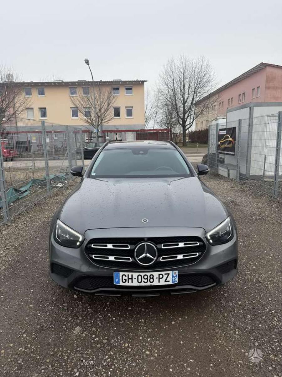 Grey Mercedes-Benz E-Class 2022 in Kaunas, with an engine capacity of 2.10 L and mileage of 315 thousand km for 19999 €, photo 2 on AUTOMOTO.COM.LV