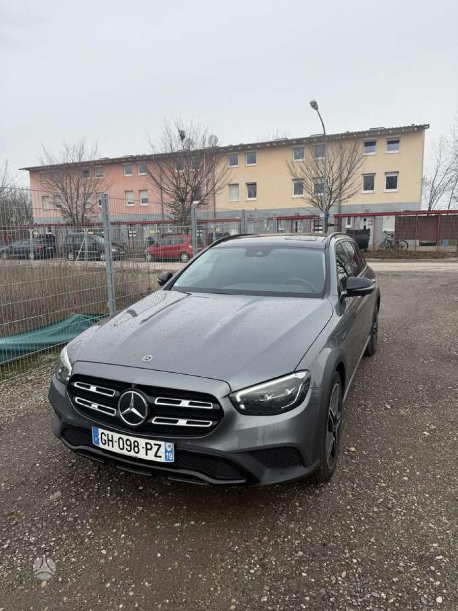 Grey Mercedes-Benz E-Class 2022 in Kaunas, with an engine capacity of 2.10 L and mileage of 315 thousand km for 19999 €, photo 3 on AUTOMOTO.COM.LV