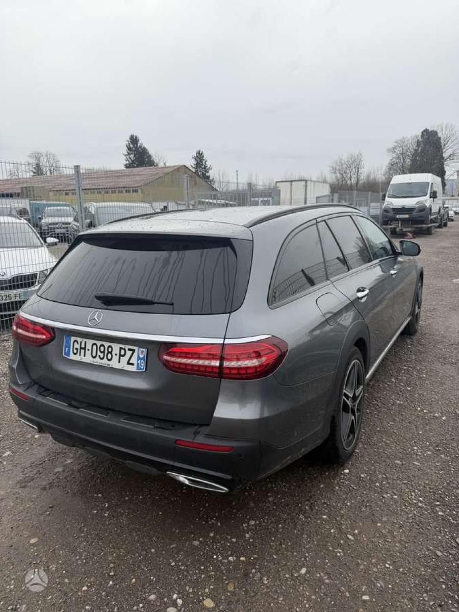 Grey Mercedes-Benz E-Class 2022 in Kaunas, with an engine capacity of 2.10 L and mileage of 315 thousand km for 19999 €, photo 4 on AUTOMOTO.COM.LV