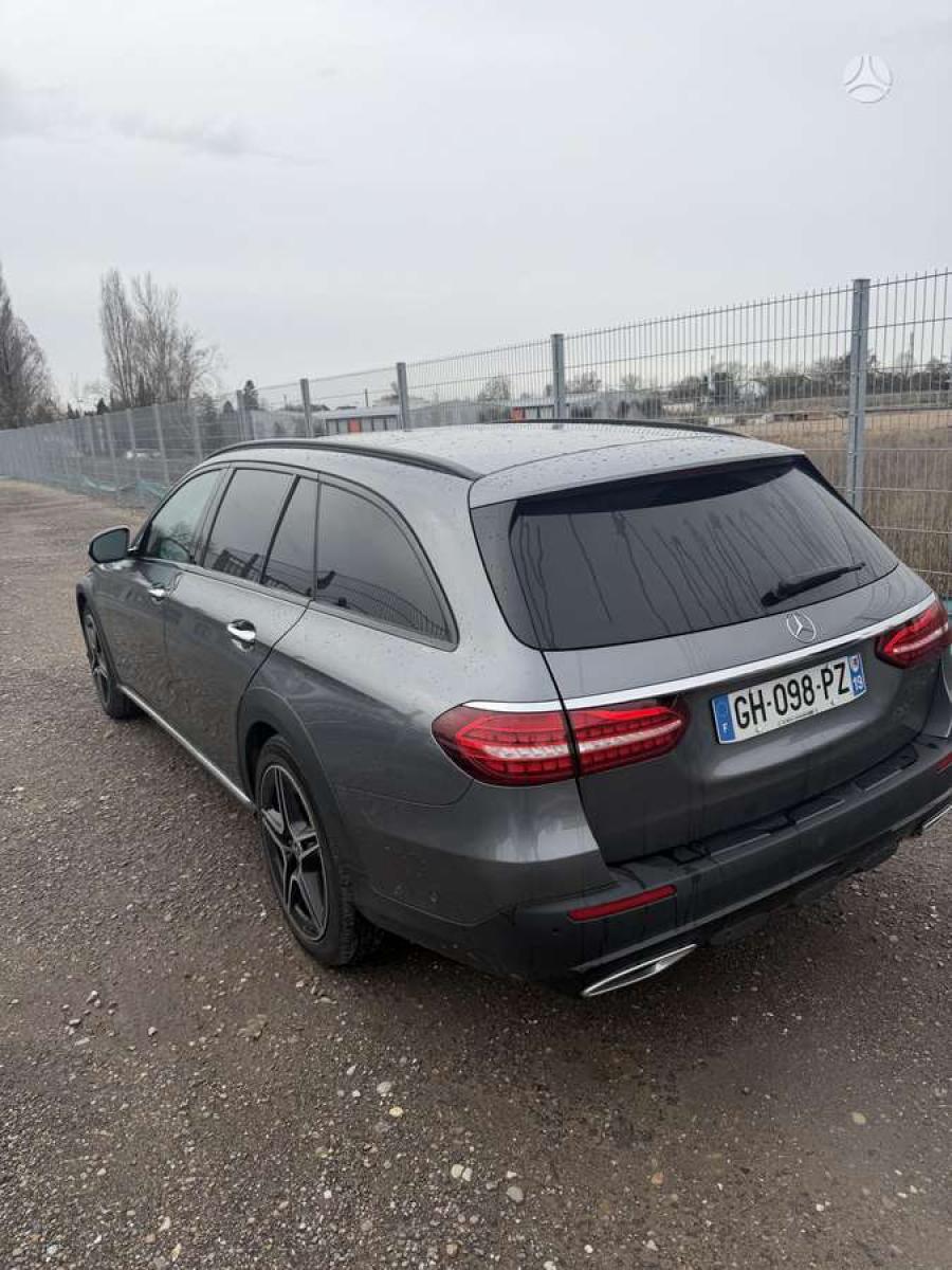 Grey Mercedes-Benz E-Class 2022 in Kaunas, with an engine capacity of 2.10 L and mileage of 315 thousand km for 19999 €, photo 5 on AUTOMOTO.COM.LV