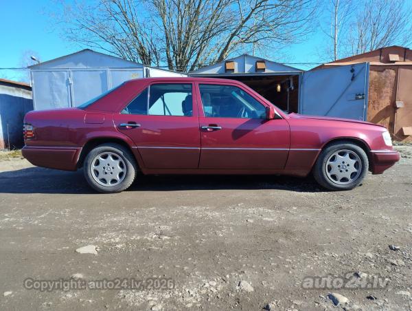 Red Mercedes-Benz E-Class 1994 in Tallinn, with an engine capacity of 2.80 L and mileage of 170 thousand km for 12500 €, photo 1 on AUTOMOTO.COM.LV