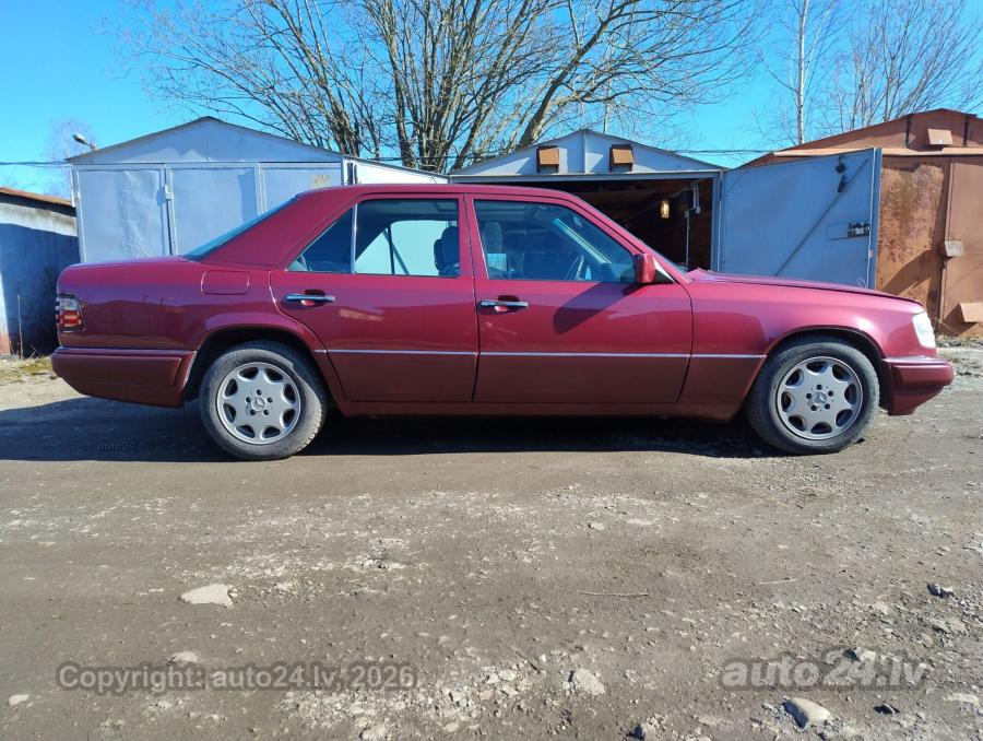Red Mercedes-Benz E-Class 1994 in Tallinn, with an engine capacity of 2.80 L and mileage of 170 thousand km for 12500 €, photo 1 on AUTOMOTO.COM.LV