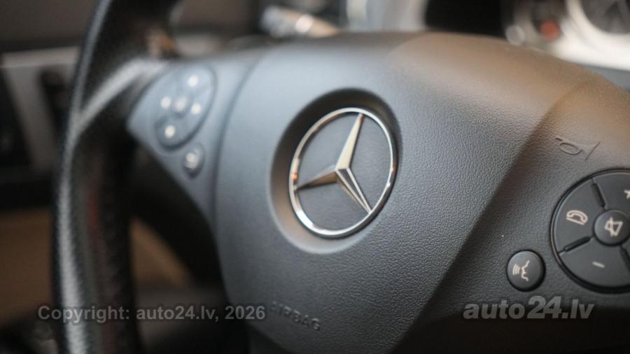 White Mercedes-Benz E-Class 2009 in Tallinn, with an engine capacity of 3.50 L and mileage of 144 thousand km for 13000 €, photo 3 on AUTOMOTO.COM.LV