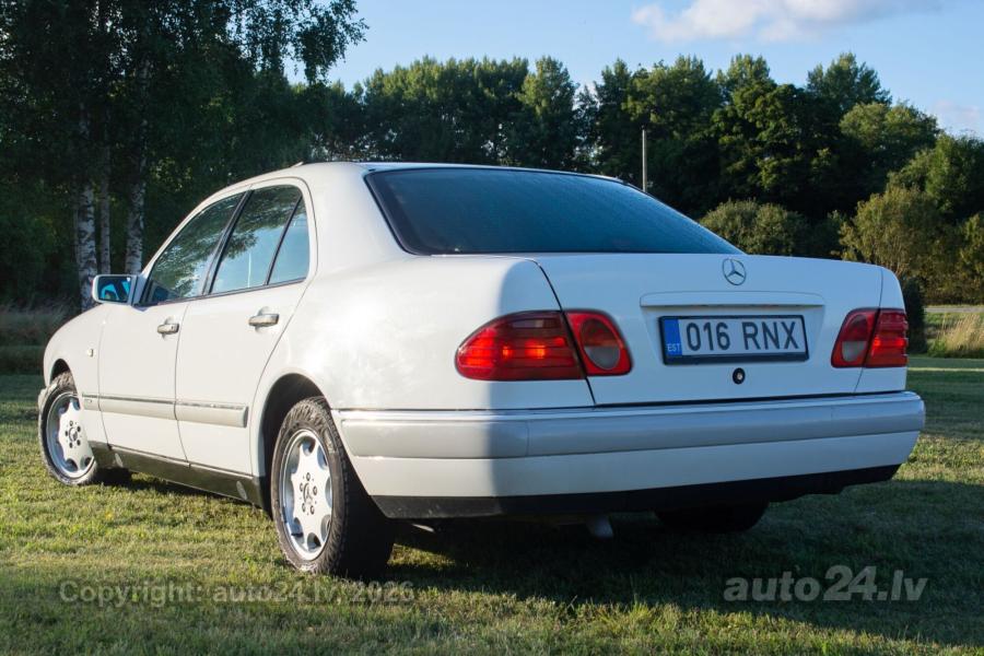 Balts Mercedes-Benz E-Class 1995 Tallina, ar dzinēja tilpumu 2.20 L un nobraukumu 178 tūkst. km par 4375 €, foto 4 vietnē AUTOMOTO.COM.LV