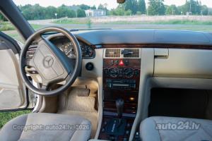 Balts Mercedes-Benz E-Class 1995 Tallina, ar dzinēja tilpumu 2.20 L un nobraukumu 178 tūkst. km par 4375 €, foto 7 vietnē AUTOMOTO.COM.LV