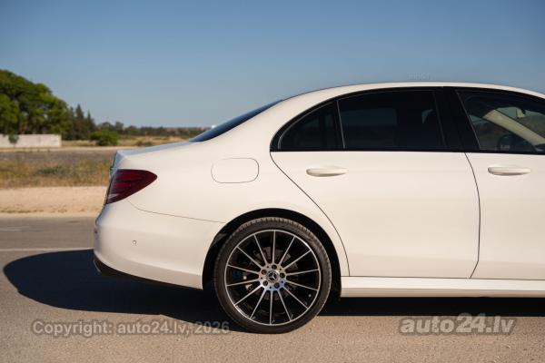 White Mercedes-Benz E-Class 2018 in Tallinn, with an engine capacity of 2.00 L and mileage of 137 thousand km for 29500 €, photo 7 on AUTOMOTO.COM.LV