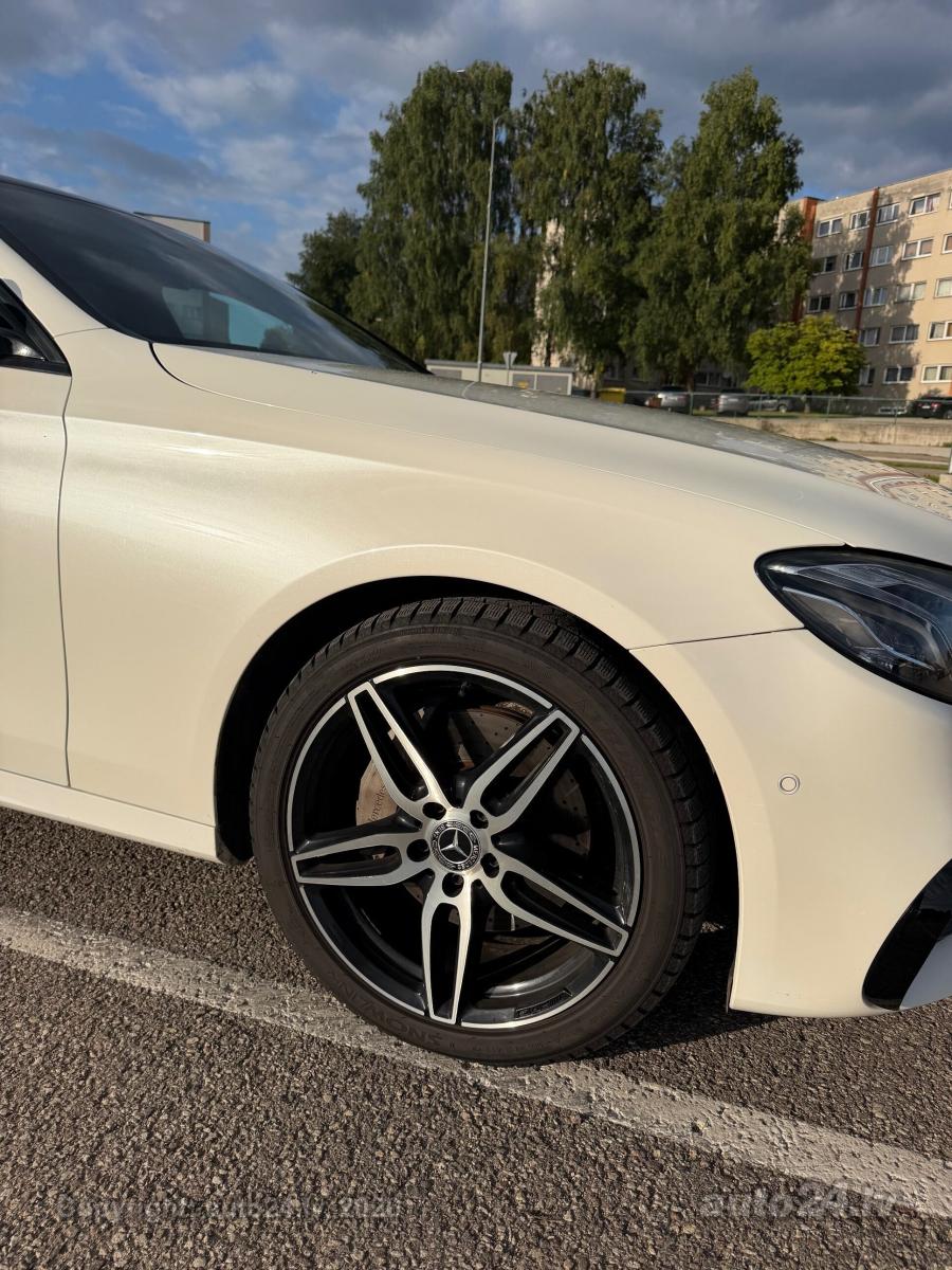 White Mercedes-Benz E-Class 2017 in Voru, with an engine capacity of 2.00 L and mileage of 281 thousand km for 18000 €, photo 5 on AUTOMOTO.COM.LV