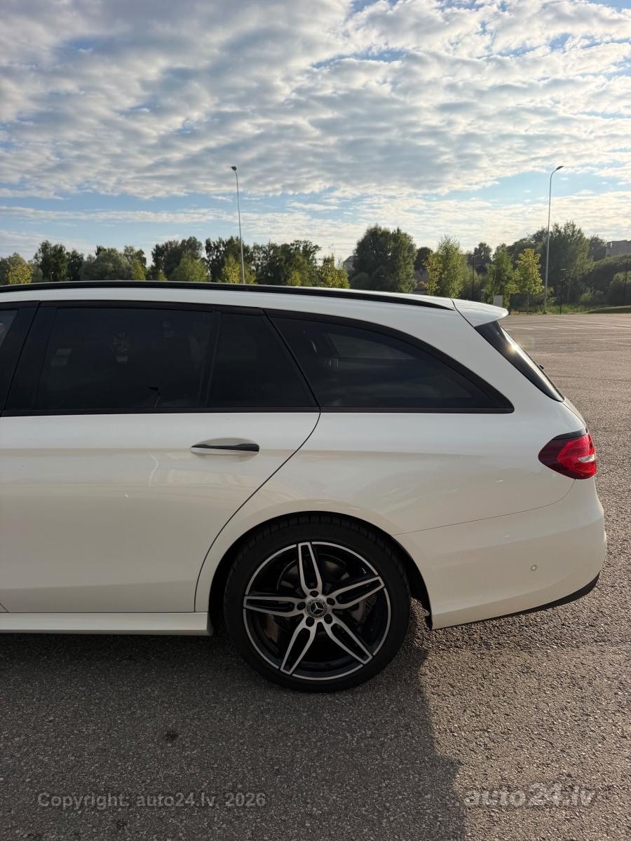 White Mercedes-Benz E-Class 2017 in Voru, with an engine capacity of 2.00 L and mileage of 281 thousand km for 18000 €, photo 12 on AUTOMOTO.COM.LV