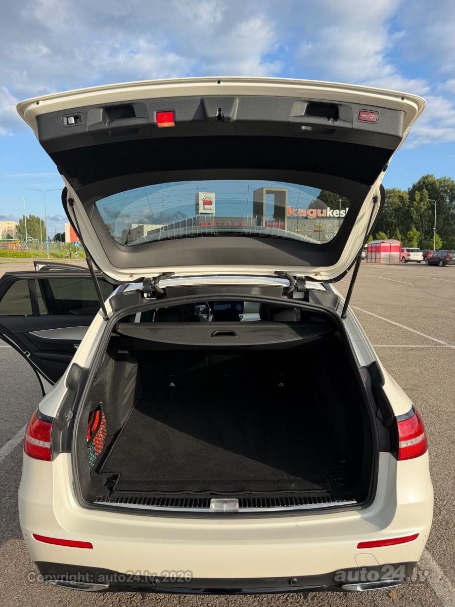 White Mercedes-Benz E-Class 2017 in Voru, with an engine capacity of 2.00 L and mileage of 281 thousand km for 18000 €, photo 14 on AUTOMOTO.COM.LV