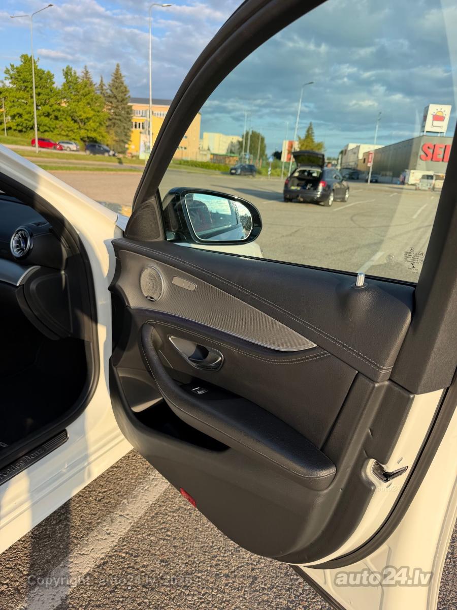White Mercedes-Benz E-Class 2017 in Voru, with an engine capacity of 2.00 L and mileage of 281 thousand km for 18000 €, photo 18 on AUTOMOTO.COM.LV