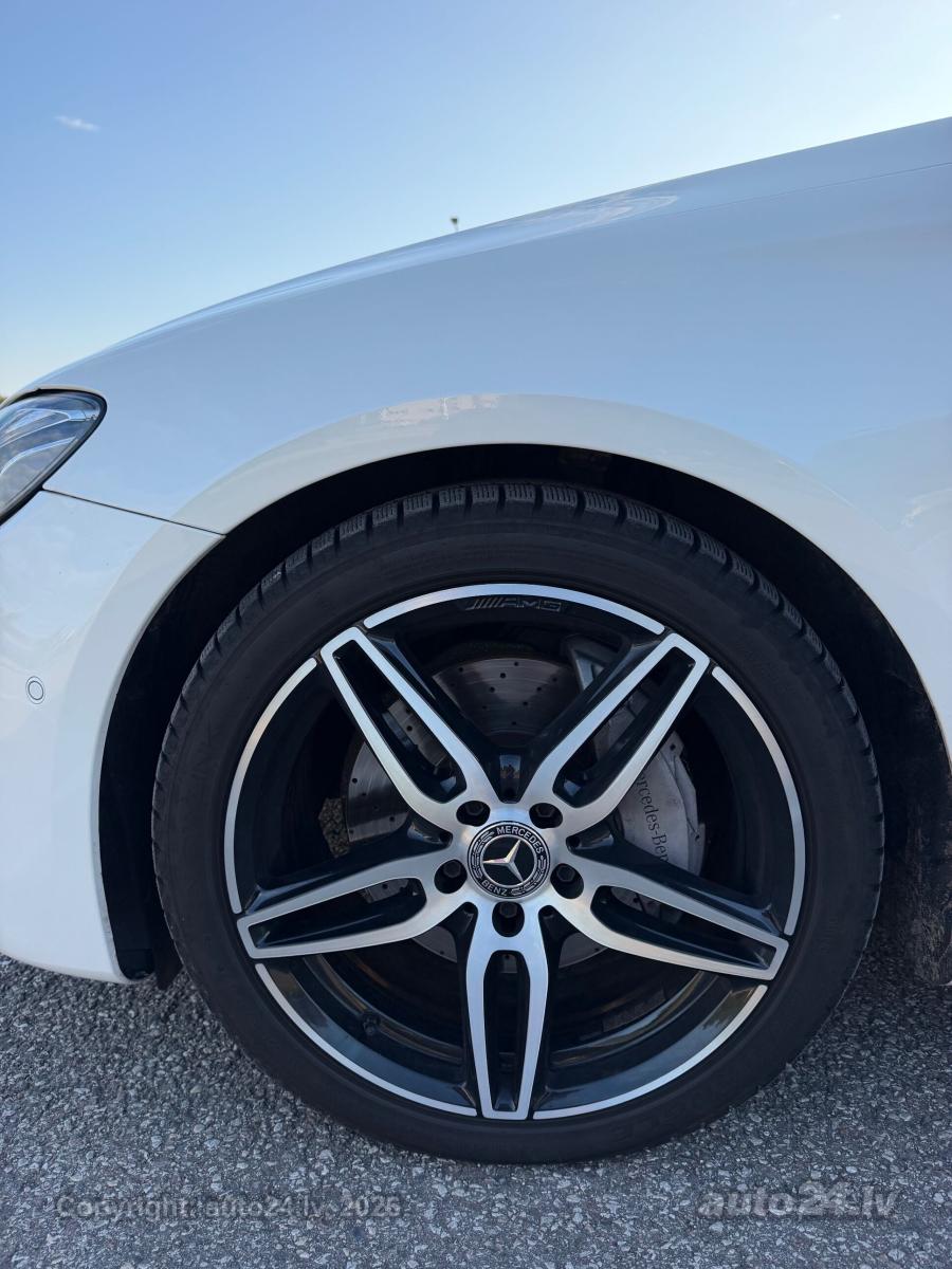 White Mercedes-Benz E-Class 2017 in Voru, with an engine capacity of 2.00 L and mileage of 281 thousand km for 18000 €, photo 29 on AUTOMOTO.COM.LV
