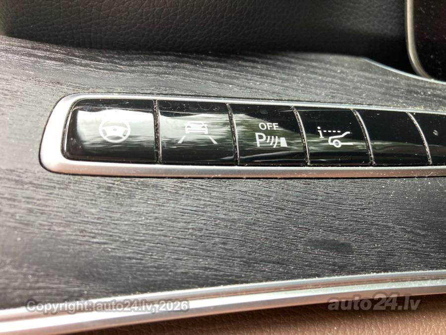 White Mercedes-Benz E-Class 2018 in Tallinn, with an engine capacity of 2.00 L and mileage of 158 thousand km for 26000 €, photo 13 on AUTOMOTO.COM.LV
