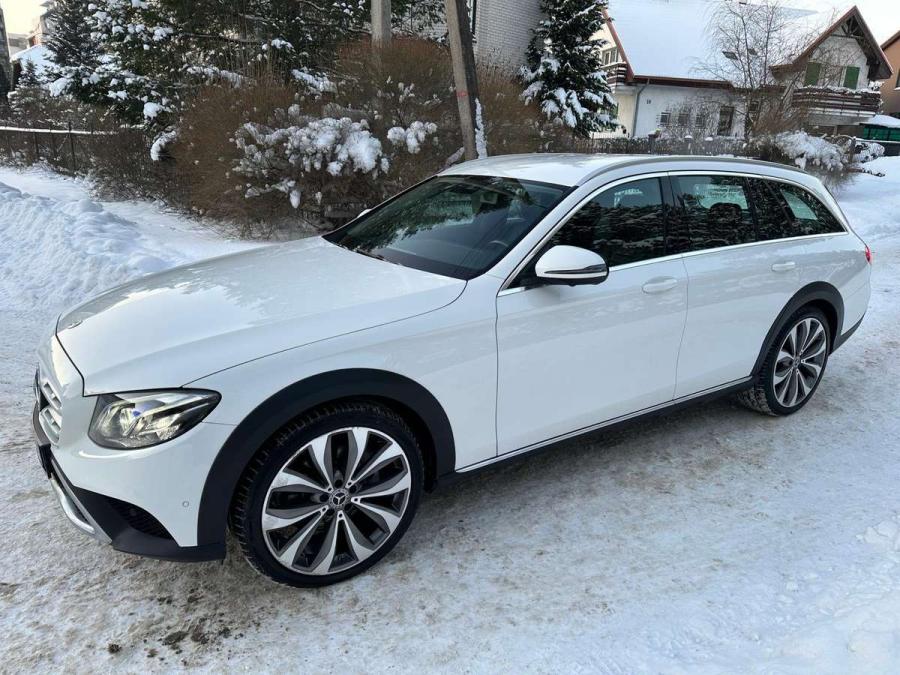 White Mercedes-Benz E-Class 2019 in Vilnius, with an engine capacity of 1.95 L and mileage of 352 thousand km for 15900 €, photo 4 on AUTOMOTO.COM.LV