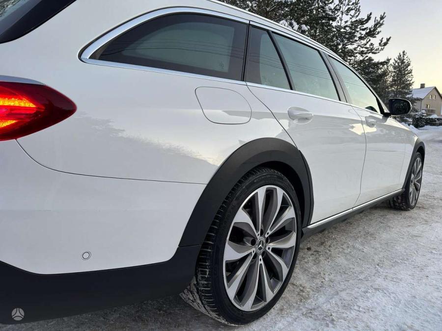 White Mercedes-Benz E-Class 2019 in Vilnius, with an engine capacity of 1.95 L and mileage of 352 thousand km for 15900 €, photo 14 on AUTOMOTO.COM.LV