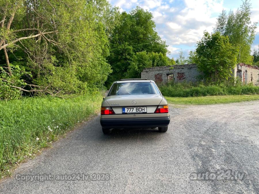 Dzeltens Mercedes-Benz E-Class 1989 Pērnava, ar dzinēja tilpumu 2.00 L un nobraukumu 110 tūkst. km par 5699 €, foto 5 vietnē AUTOMOTO.COM.LV