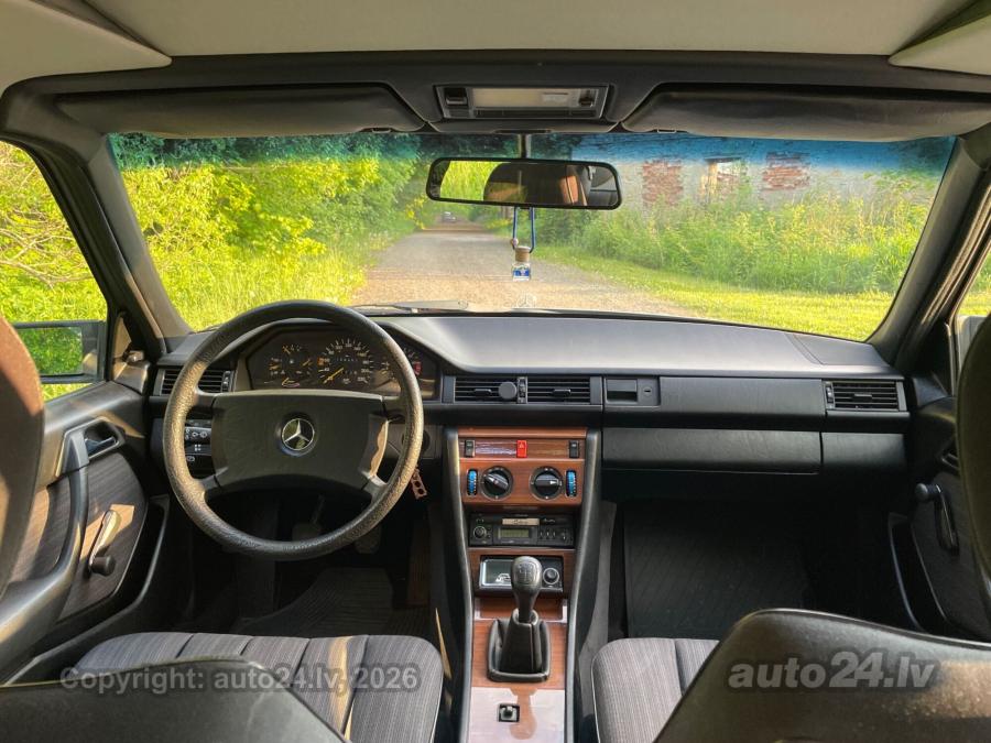 Dzeltens Mercedes-Benz E-Class 1989 Pērnava, ar dzinēja tilpumu 2.00 L un nobraukumu 110 tūkst. km par 5699 €, foto 10 vietnē AUTOMOTO.COM.LV