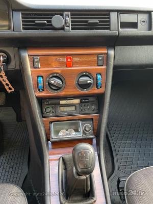 Dzeltens Mercedes-Benz E-Class 1989 Pērnava, ar dzinēja tilpumu 2.00 L un nobraukumu 110 tūkst. km par 5699 €, foto 14 vietnē AUTOMOTO.COM.LV