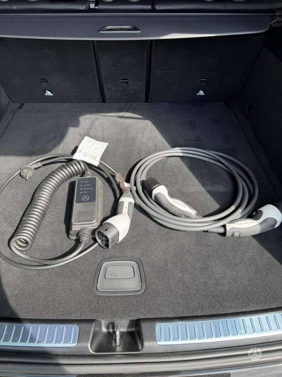 Black Mercedes-Benz EQC 2021 in Kaunas, with an engine capacity of 0.00 L and mileage of 69 thousand km for 41900 €, photo 20 on AUTOMOTO.COM.LV
