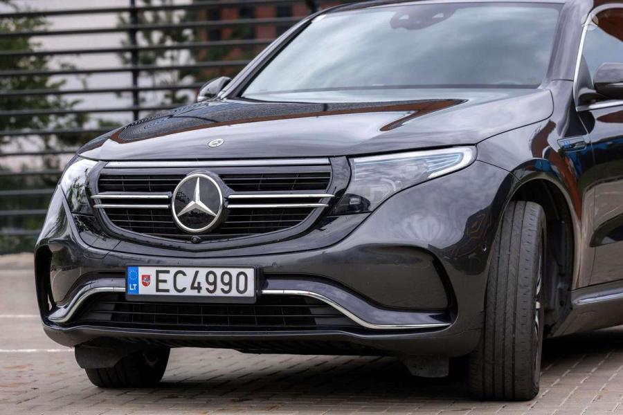 Black Mercedes-Benz EQC 2021 in Klaipeda, with an engine capacity of 0.00 L and mileage of 109 thousand km for 38600 €, photo 4 on AUTOMOTO.COM.LV