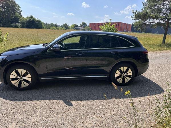 Melns Mercedes-Benz EQC 2022 Viļņa, ar dzinēja tilpumu 0.00 L un nobraukumu 65 tūkst. km par 48000 €, foto 3 vietnē AUTOMOTO.COM.LV