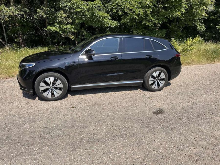 Melns Mercedes-Benz EQC 2022 Viļņa, ar dzinēja tilpumu 0.00 L un nobraukumu 65 tūkst. km par 48000 €, foto 6 vietnē AUTOMOTO.COM.LV