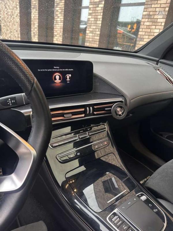 Melns Mercedes-Benz EQC 2022 Viļņa, ar dzinēja tilpumu 0.00 L un nobraukumu 65 tūkst. km par 48000 €, foto 7 vietnē AUTOMOTO.COM.LV