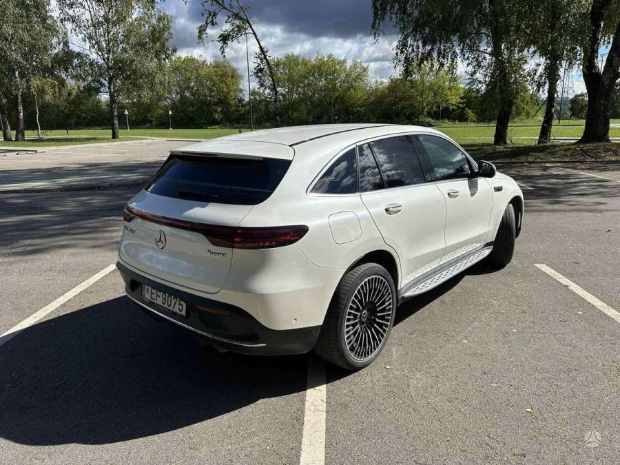 White Mercedes-Benz EQC 2021 in Kaunas, with an engine capacity of 0.00 L and mileage of 77 thousand km for 35900 €, photo 4 on AUTOMOTO.COM.LV
