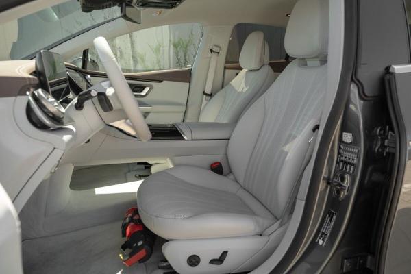 Pelēks Mercedes-Benz EQE 2023 Viļņa, ar dzinēja tilpumu 0.00 L un nobraukumu 19 tūkst. km par 46900 €, foto 8 vietnē AUTOMOTO.COM.LV