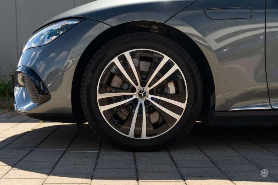 Pelēks Mercedes-Benz EQE 2023 Viļņa, ar dzinēja tilpumu 0.00 L un nobraukumu 19 tūkst. km par 46900 €, foto 4 vietnē AUTOMOTO.COM.LV