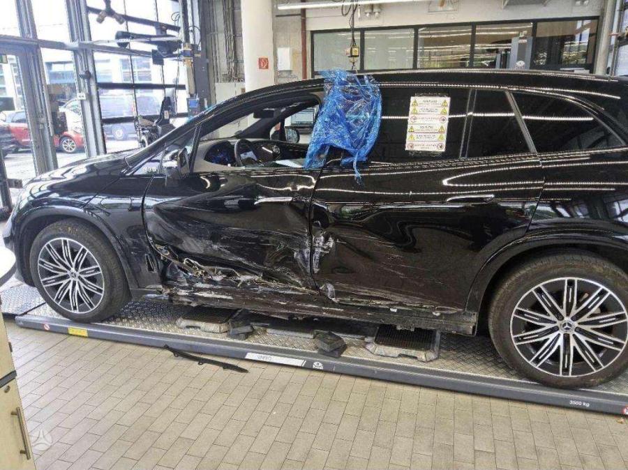 Black Mercedes-Benz EQS 2023 in Klaipeda, with an engine capacity of 0.00 L and mileage of 44 thousand km for 37500 €, photo 6 on AUTOMOTO.COM.LV