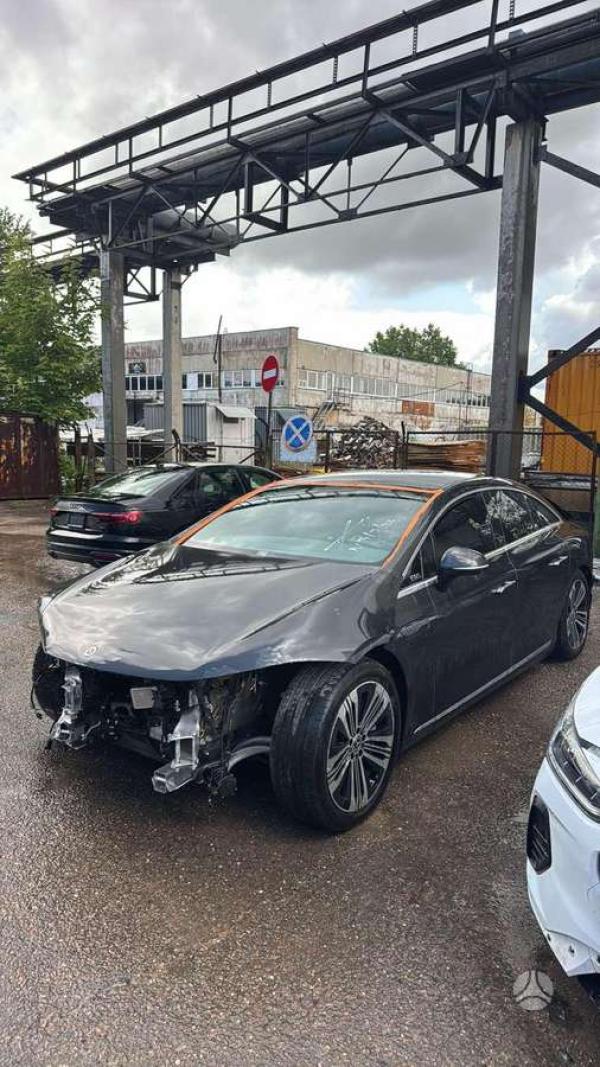 Black Mercedes-Benz EQS 2022 in Vilnius, with an engine capacity of 0.00 L and mileage of 90 thousand km for 25000 €, photo 7 on AUTOMOTO.COM.LV