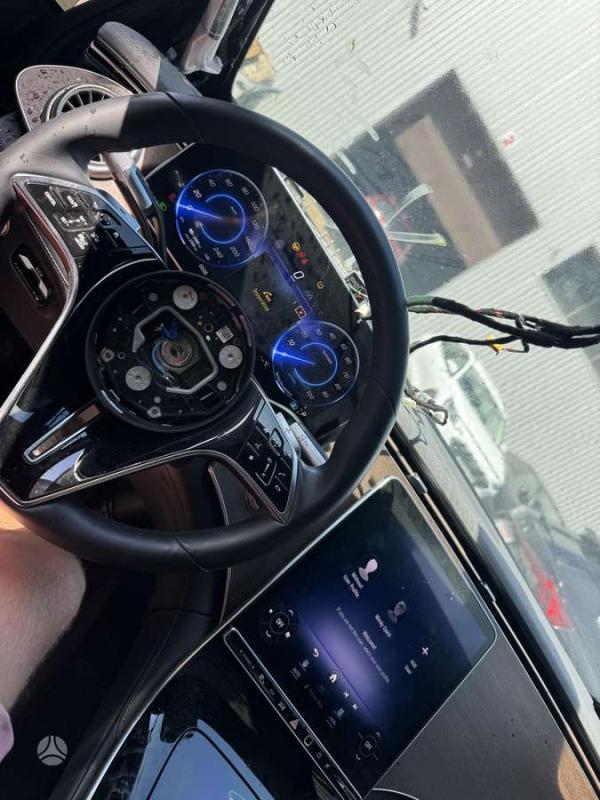Black Mercedes-Benz EQS 2022 in Vilnius, with an engine capacity of 0.00 L and mileage of 90 thousand km for 25000 €, photo 9 on AUTOMOTO.COM.LV