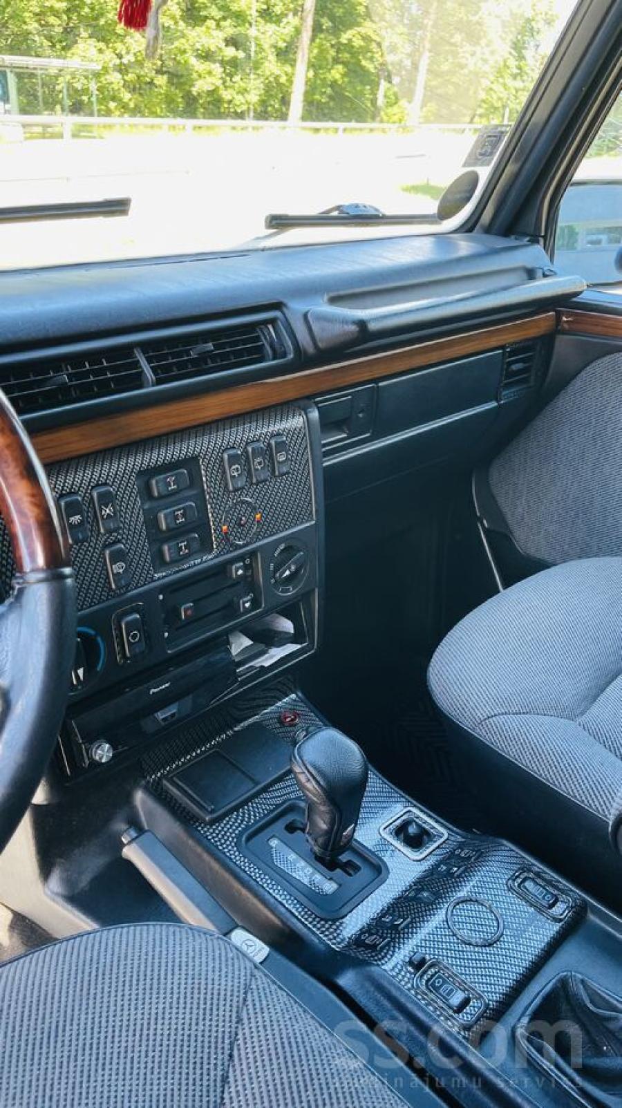 Black Mercedes-Benz G 350 1992 in Riga, with an engine capacity of 3.50 L and mileage of 366 thousand km for 32000 €, photo 6 on AUTOMOTO.COM.LV