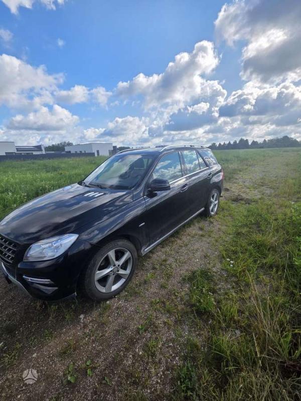 Black Mercedes-Benz G 350 2012 in Kaunas, with an engine capacity of 2.99 L and mileage of 213 thousand km for 6000 €, photo 3 on AUTOMOTO.COM.LV