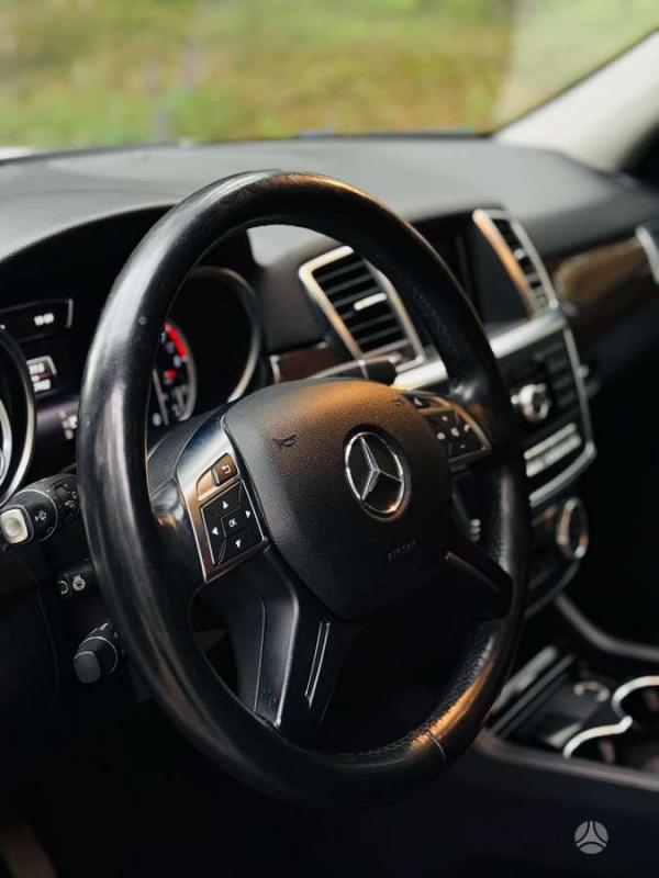 White Mercedes-Benz G 350 2015 in Vilnius, with an engine capacity of 3.00 L and mileage of 274 thousand km for 13490 €, photo 9 on AUTOMOTO.COM.LV