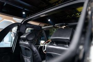 Black Mercedes-Benz g-400 2001 in Vilnius, with an engine capacity of 4.00 L and mileage of 126 thousand km for 115000 €, photo 25 on AUTOMOTO.COM.LV