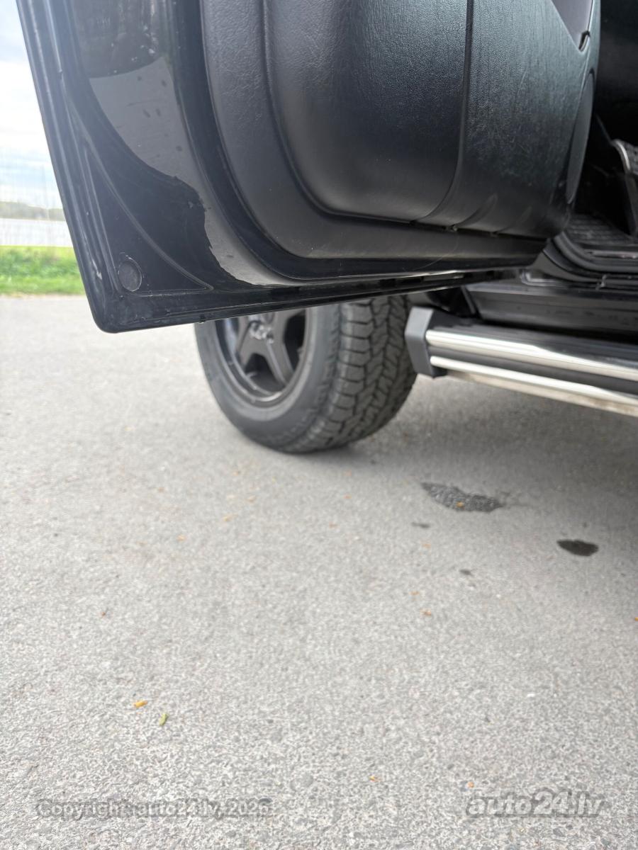 Black Mercedes-Benz G-Class 2004 in Tallinn, with an engine capacity of 5.40 L and mileage of 202 thousand km for 39900 €, photo 13 on AUTOMOTO.COM.LV