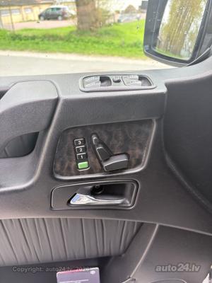 Black Mercedes-Benz G-Class 2004 in Tallinn, with an engine capacity of 5.40 L and mileage of 202 thousand km for 39900 €, photo 14 on AUTOMOTO.COM.LV