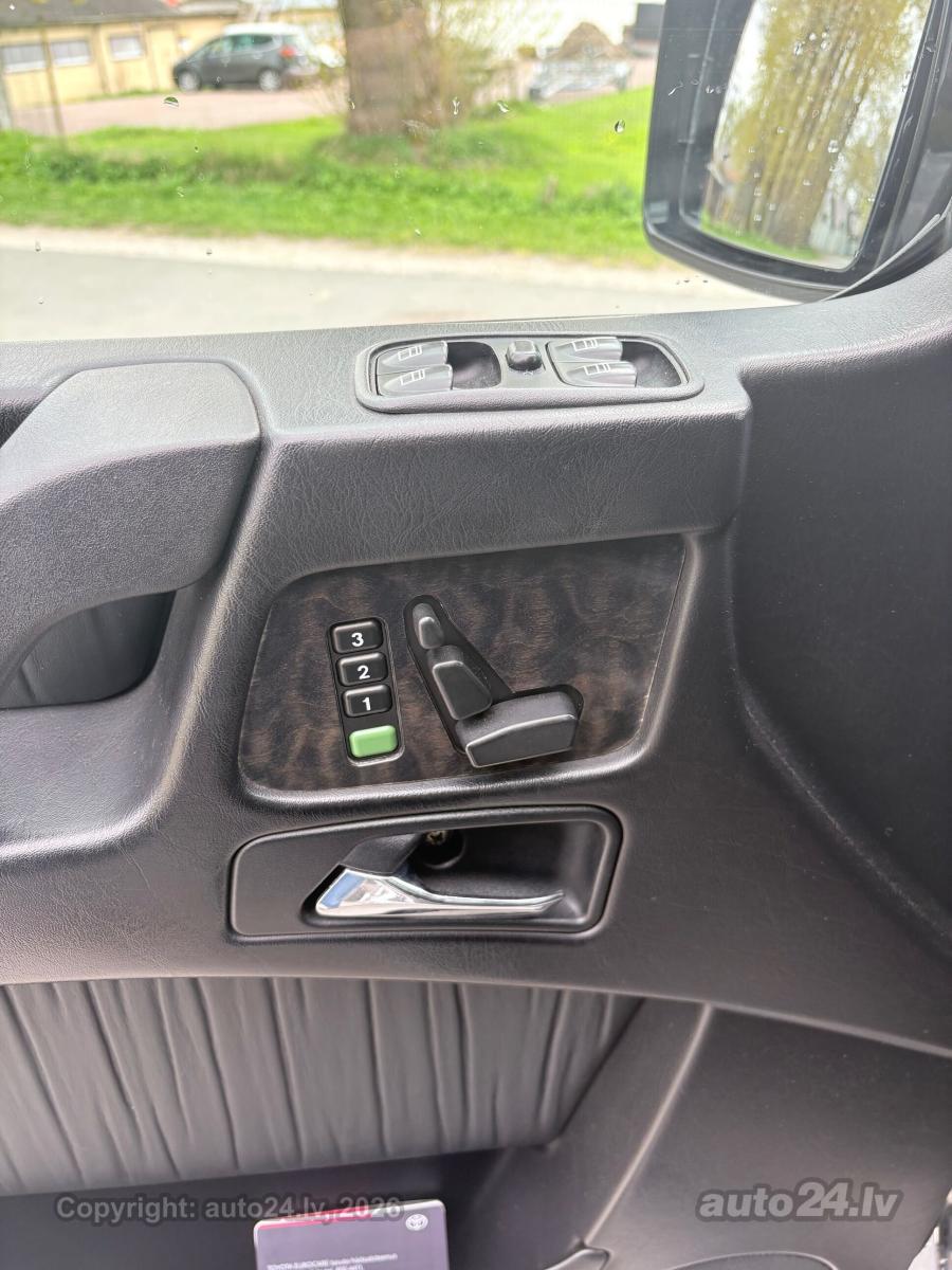 Black Mercedes-Benz G-Class 2004 in Tallinn, with an engine capacity of 5.40 L and mileage of 202 thousand km for 39900 €, photo 14 on AUTOMOTO.COM.LV