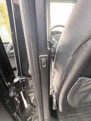 Black Mercedes-Benz G-Class 2004 in Tallinn, with an engine capacity of 5.40 L and mileage of 202 thousand km for 39900 €, photo 19 on AUTOMOTO.COM.LV