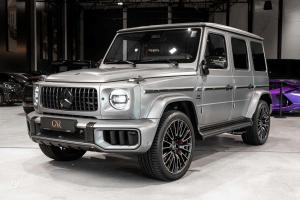 Pelēks Mercedes-Benz G63 AMG 2024 Rīga, ar dzinēja tilpumu 3.98 L un nobraukumu 13 tūkst. km par 254100 €, foto  vietnē AUTOMOTO.COM.LV