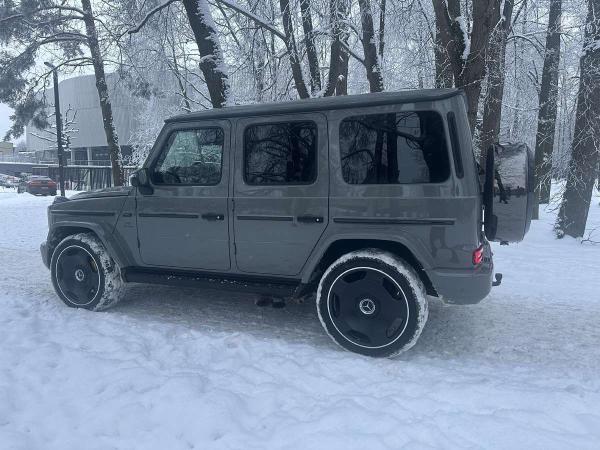 Grey Mercedes-Benz G63 AMG 2025 in Kaunas, with an engine capacity of 3.98 L and mileage of 19 thousand km for 242000 €, photo 4 on AUTOMOTO.COM.LV