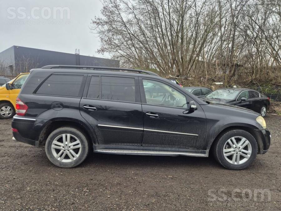 Black Mercedes-Benz GL 320 2007 in Riga, with an engine capacity of 3.00 L and mileage of 320 thousand km for 3690 €, photo 5 on AUTOMOTO.COM.LV