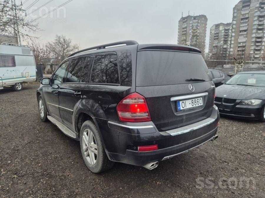 Black Mercedes-Benz GL 320 2007 in Riga, with an engine capacity of 3.00 L and mileage of 320 thousand km for 3690 €, photo 8 on AUTOMOTO.COM.LV