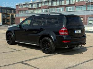 Black Mercedes-Benz GL 320 2007 in Riga, with an engine capacity of 3.00 L and mileage of 345 thousand km for 11980 €, photo 3 on AUTOMOTO.COM.LV