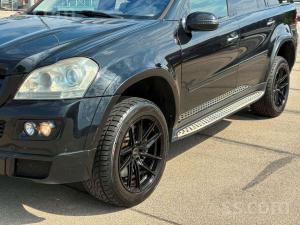 Black Mercedes-Benz GL 320 2007 in Riga, with an engine capacity of 3.00 L and mileage of 345 thousand km for 11980 €, photo 9 on AUTOMOTO.COM.LV